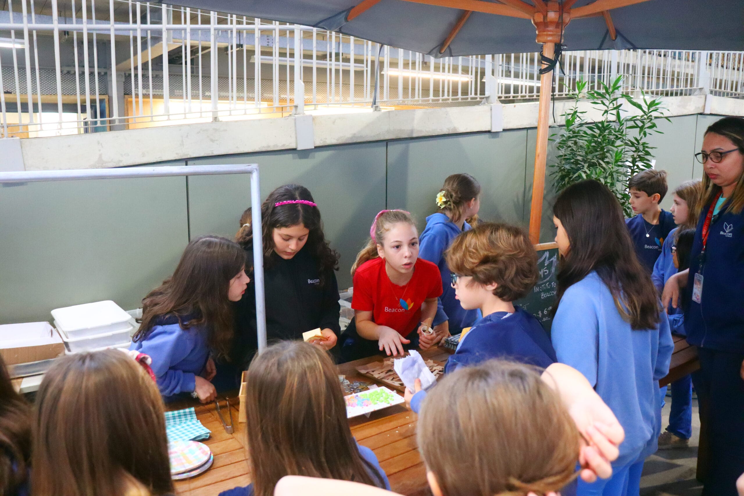 Alunas do Y5 fazem Bake Sale para ajudar Instituto Beacon - Beacon School